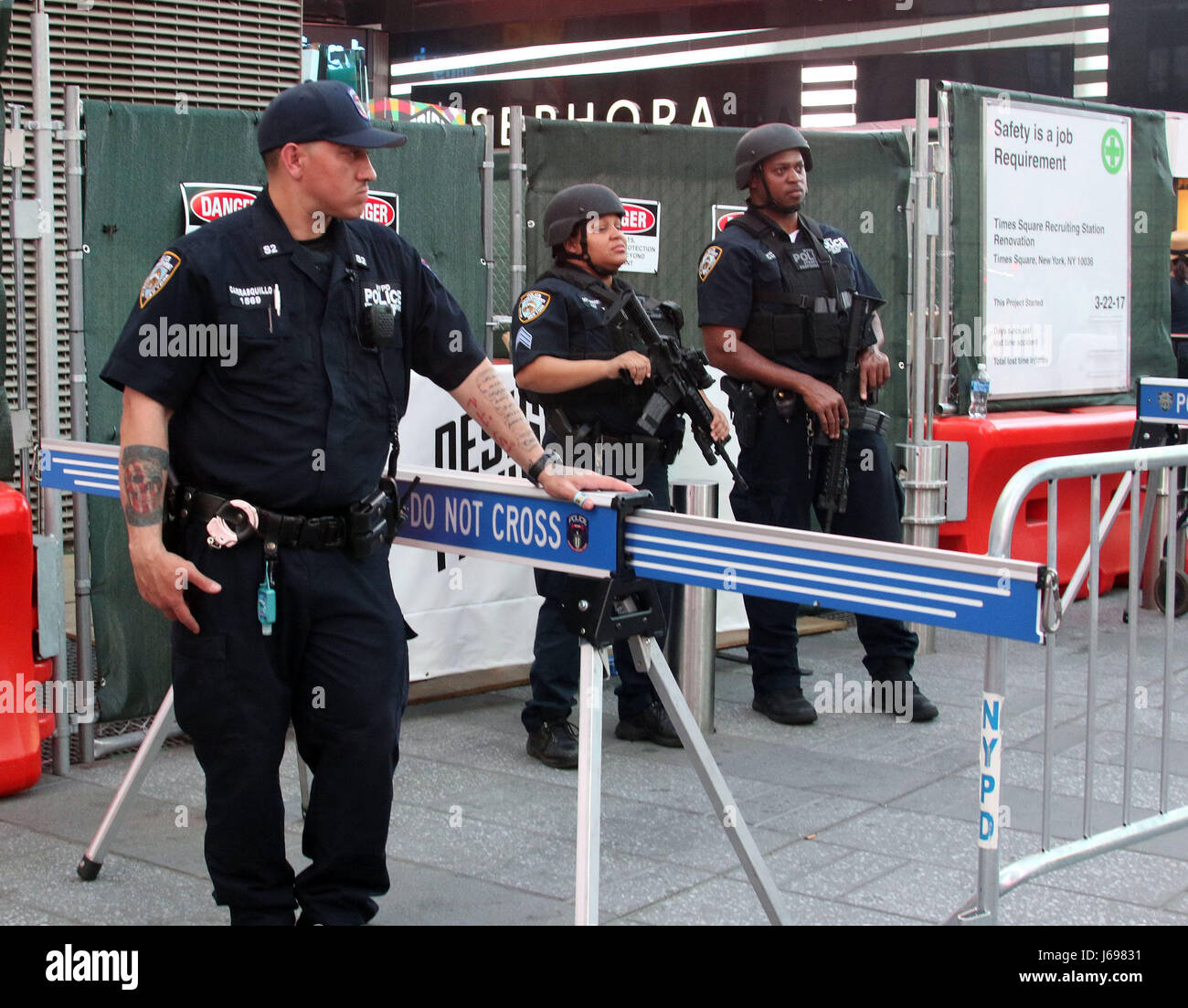 May 19, 2017 - New York, New York, U.S. - Three heavily armed POLICE ...