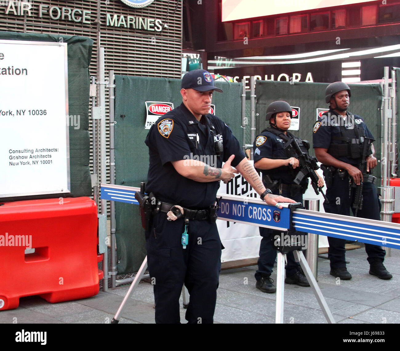 Heavily armed police officers stand hi-res stock photography and images ...
