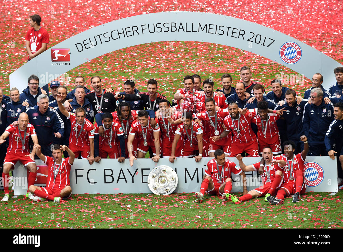 The Munich squad celebrates winning the German championship at the end ...