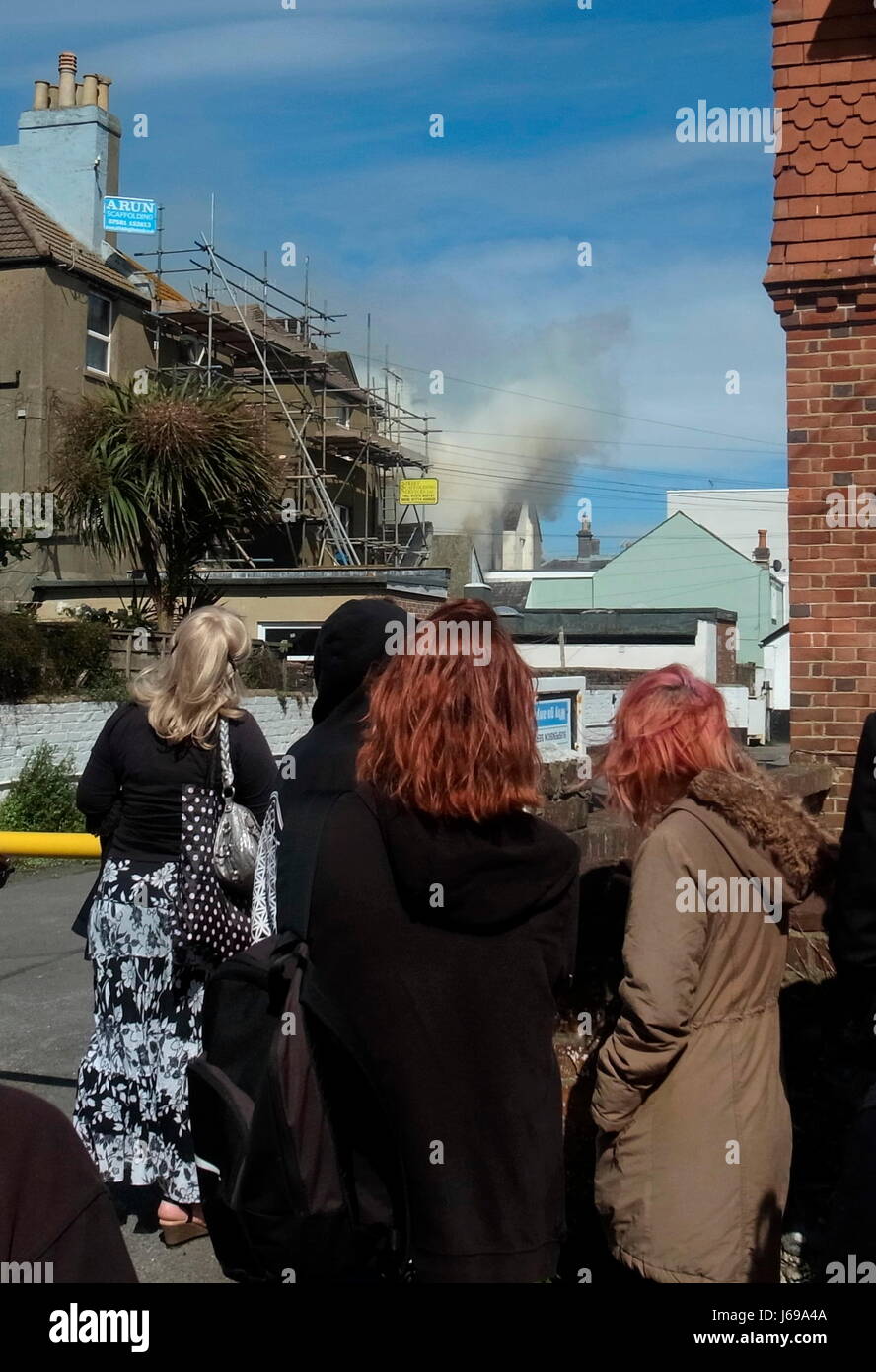 Worthing, England. 20th May, 2017. - Firemen tackle flat fire ...