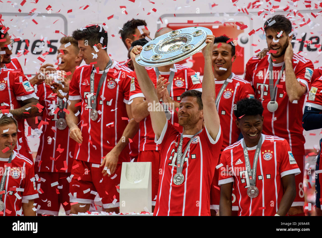 Xabi alonso bayern trophy hi-res stock photography and images - Alamy
