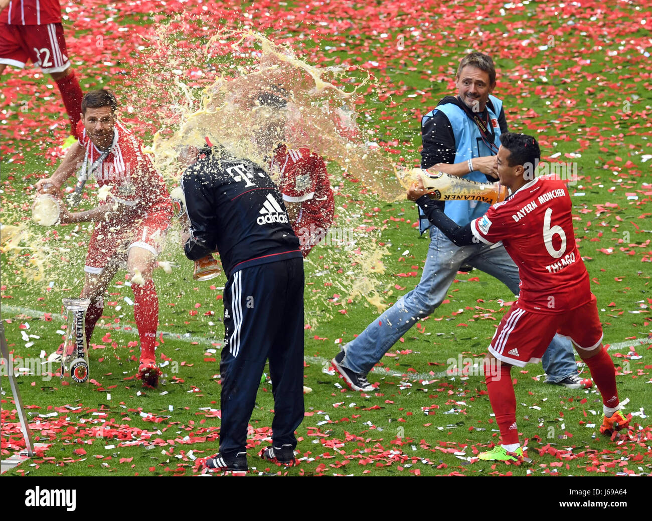 Munich, Germany. 20th May, 2017. Munich's Xabi Alonso (L) and Thiago (R ...