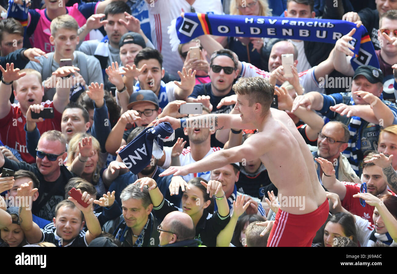 Hamburg, Germany. 20th May, 2017. Hamburg's Lewis Holtby stands on top ...