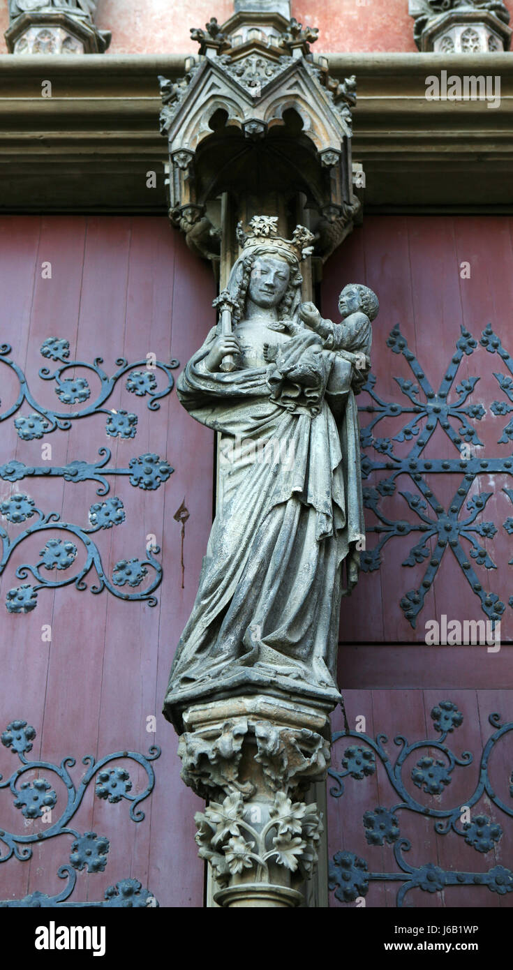 statue cathedral goal passage gate archgway gantry entrance historical ...