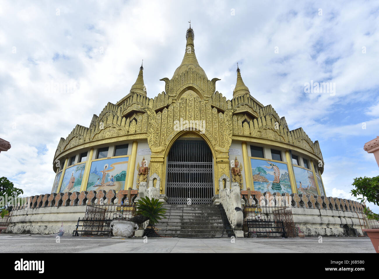 Golden pagoda famous places land mark in Mong La Myanmar's Sin City ...