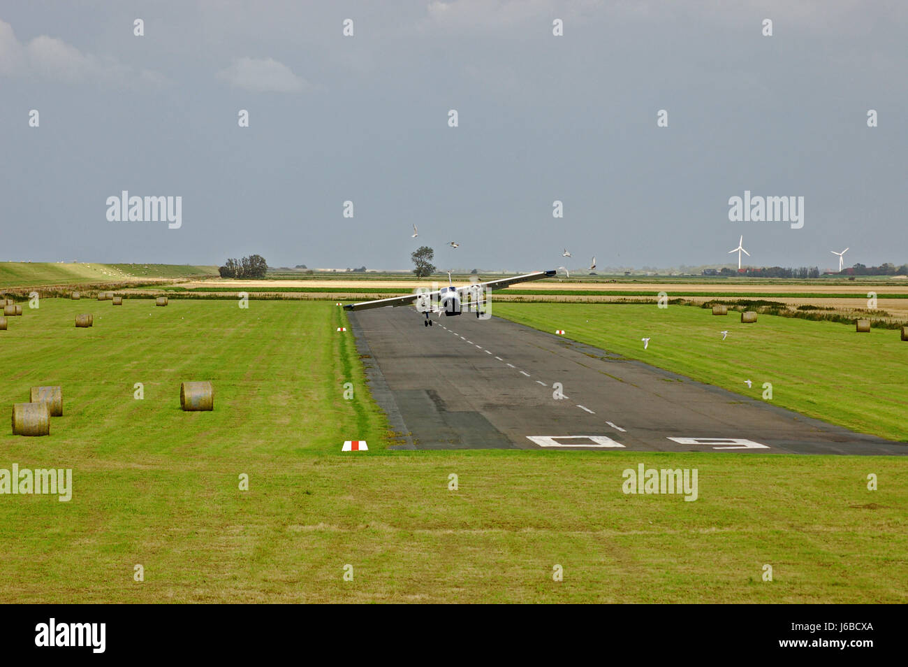 flight runway aircraft aeroplane plane airplane beginning fly flies ...