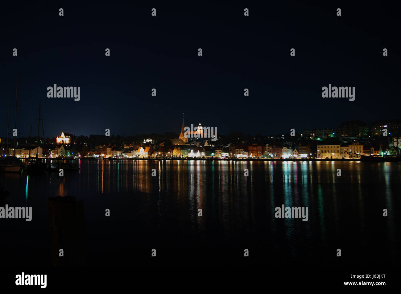 night nighttime harbor skyline harbours water shine shines bright ...