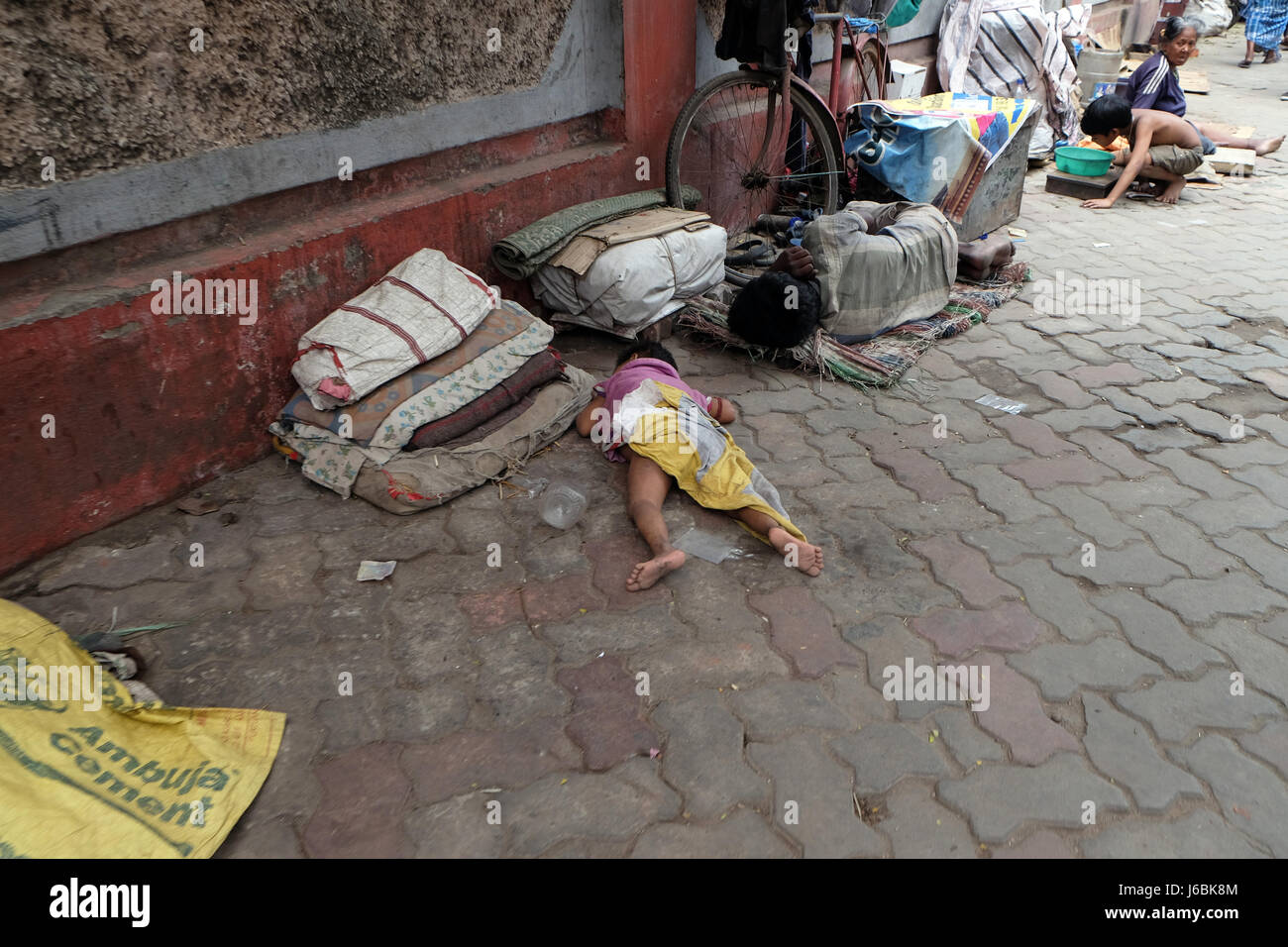 Homeless family living on the streets of Kolkata, India on February 11 ...