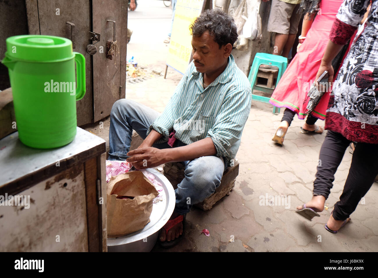 Street kolkata homeless calcutta poverty hi-res stock photography and ...