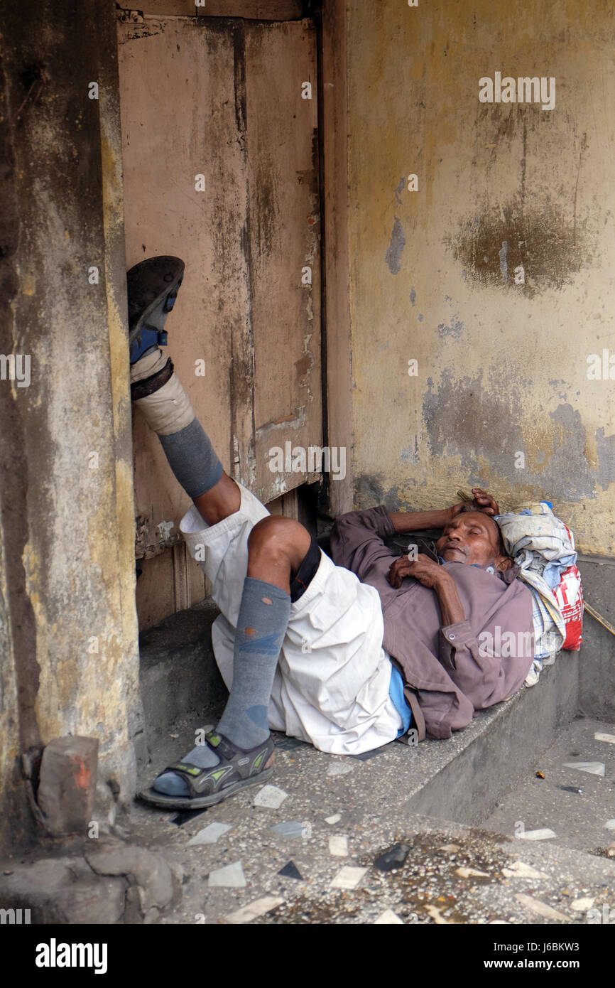 Street kolkata homeless calcutta poverty hi-res stock photography and ...