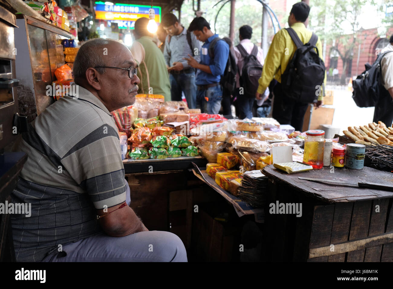India crowded food stalls hi-res stock photography and images - Alamy