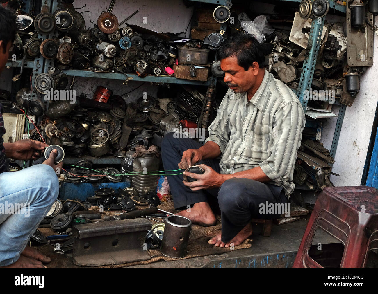 India car mechanic hi-res stock photography and images - Alamy