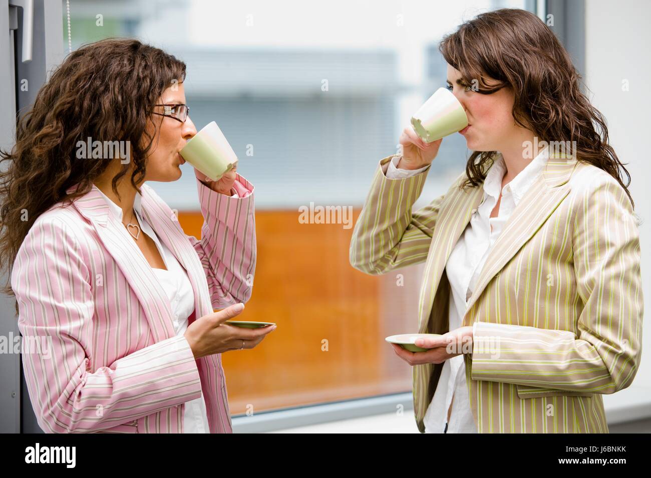 woman talk speaking speaks spoken speak talking chat nattering humans ...