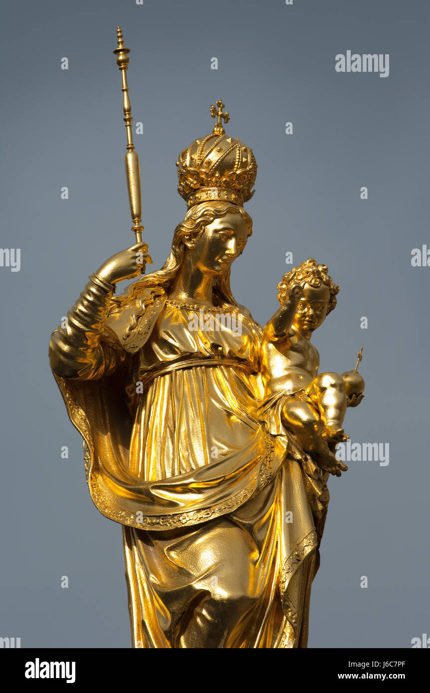Goldstatue High Resolution Stock Photography and Images - Alamy