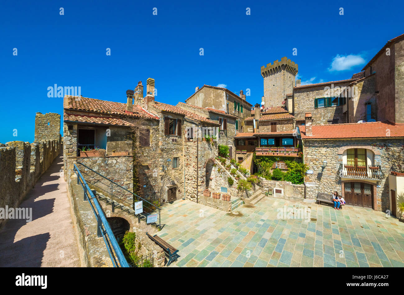 Niki de saint phalle capalbio hi-res stock photography and images - Alamy