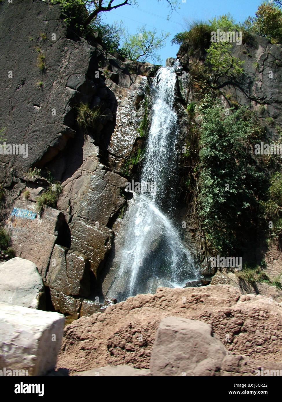Mountains himalayas india waterfall hi-res stock photography and images ...
