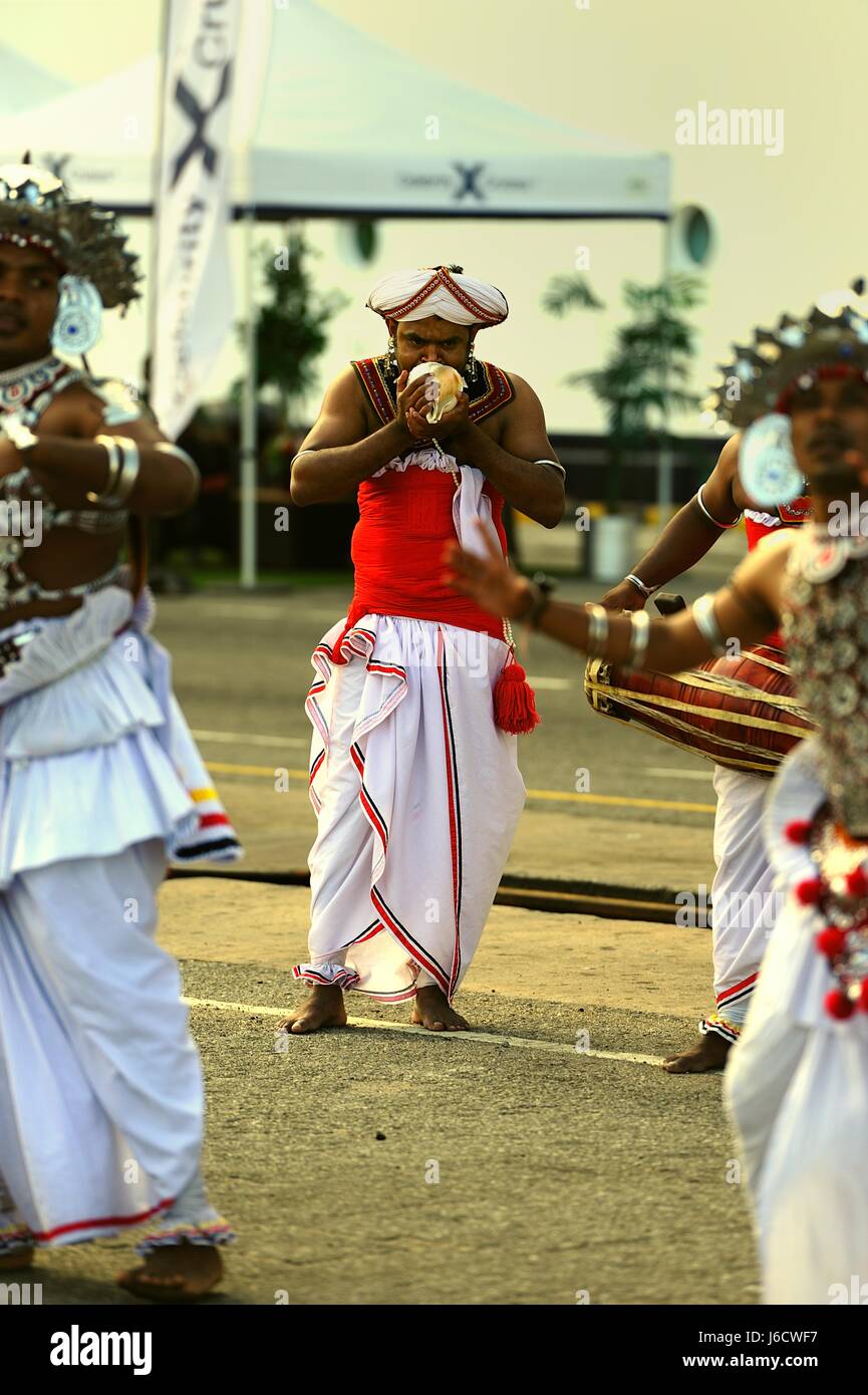 Colombo, sri lanka traditional dancers hi-res stock photography and ...