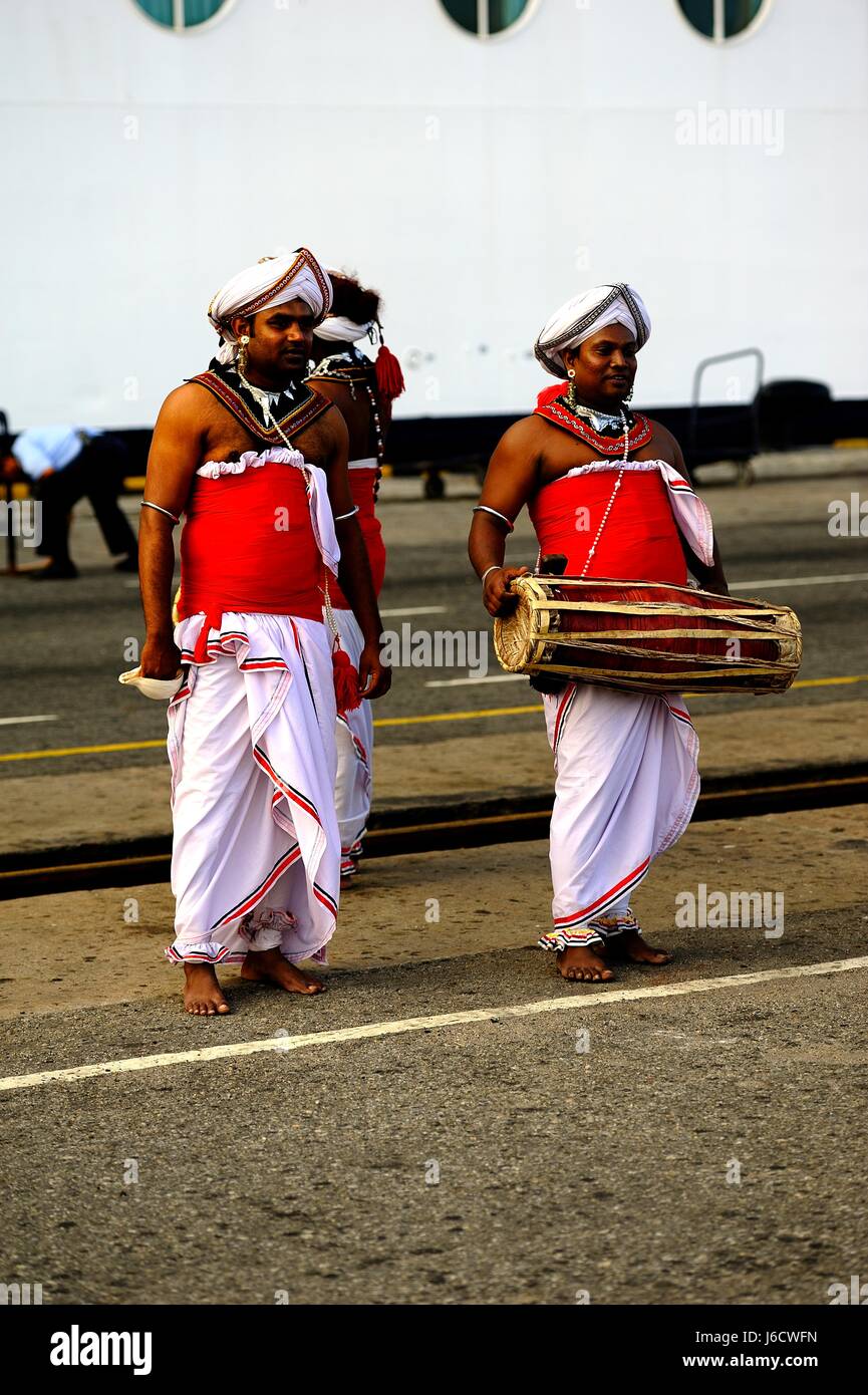 Sri lanka colombo traditional dancers hi-res stock photography and ...