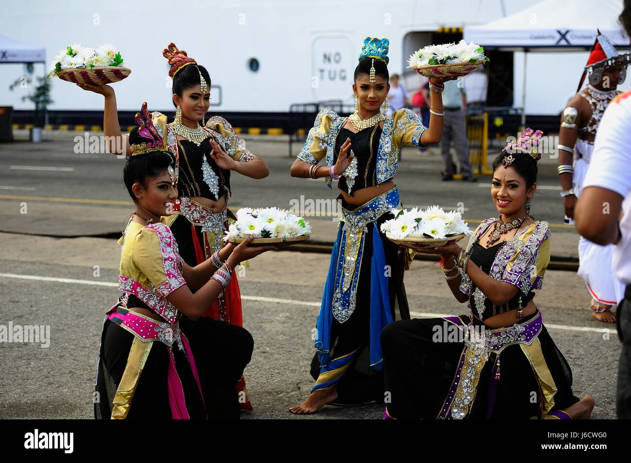 Sri lanka colombo traditional dancers hi-res stock photography and ...