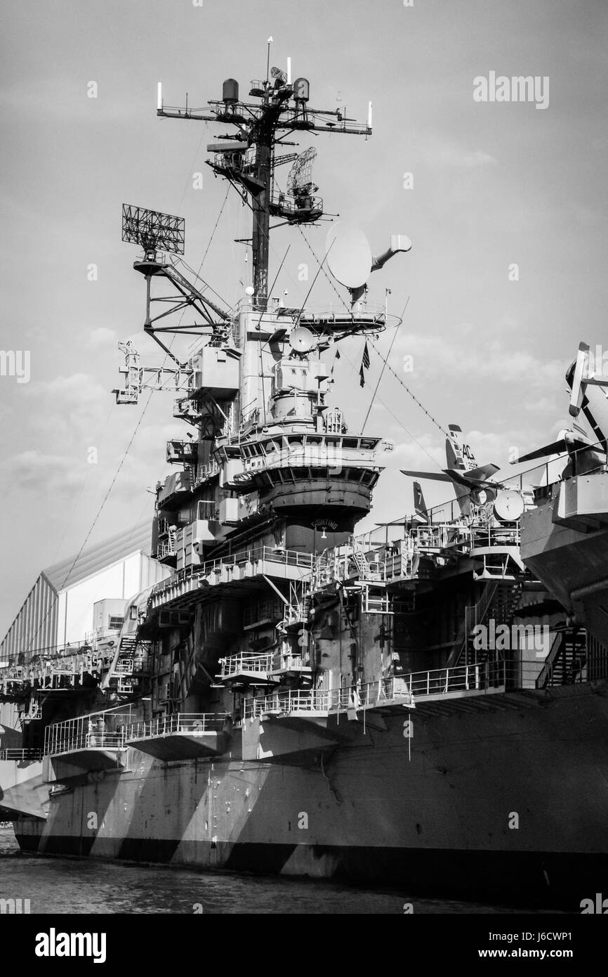 Flight deck radar Black and White Stock Photos & Images - Alamy