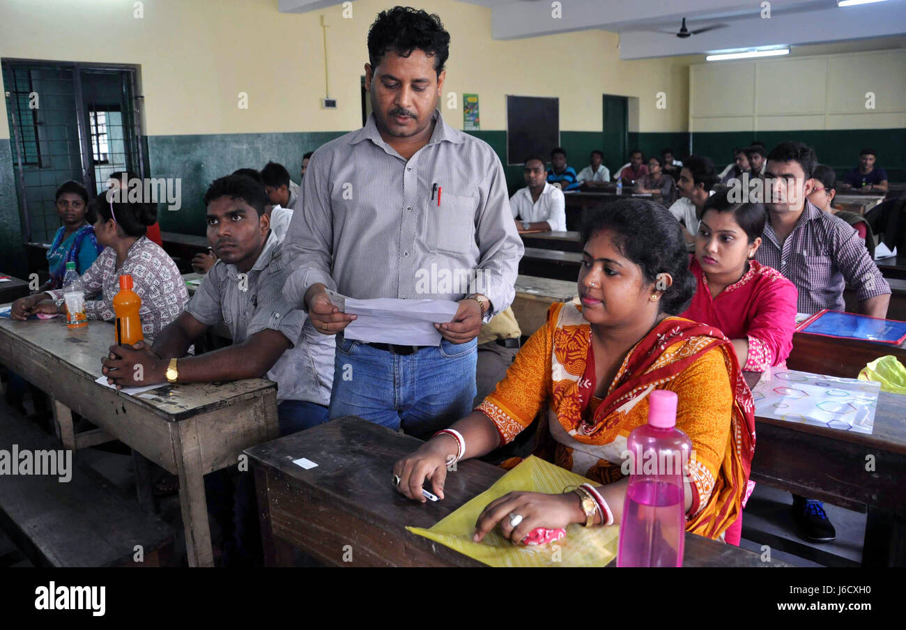 Kolkata, India. 20th May, 2017. Examinee waits for "Group D ...