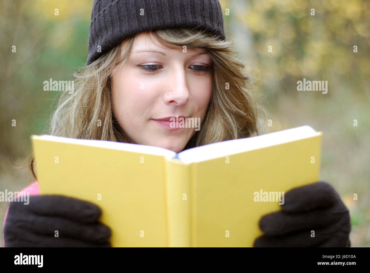 read a book Stock Photo - Alamy
