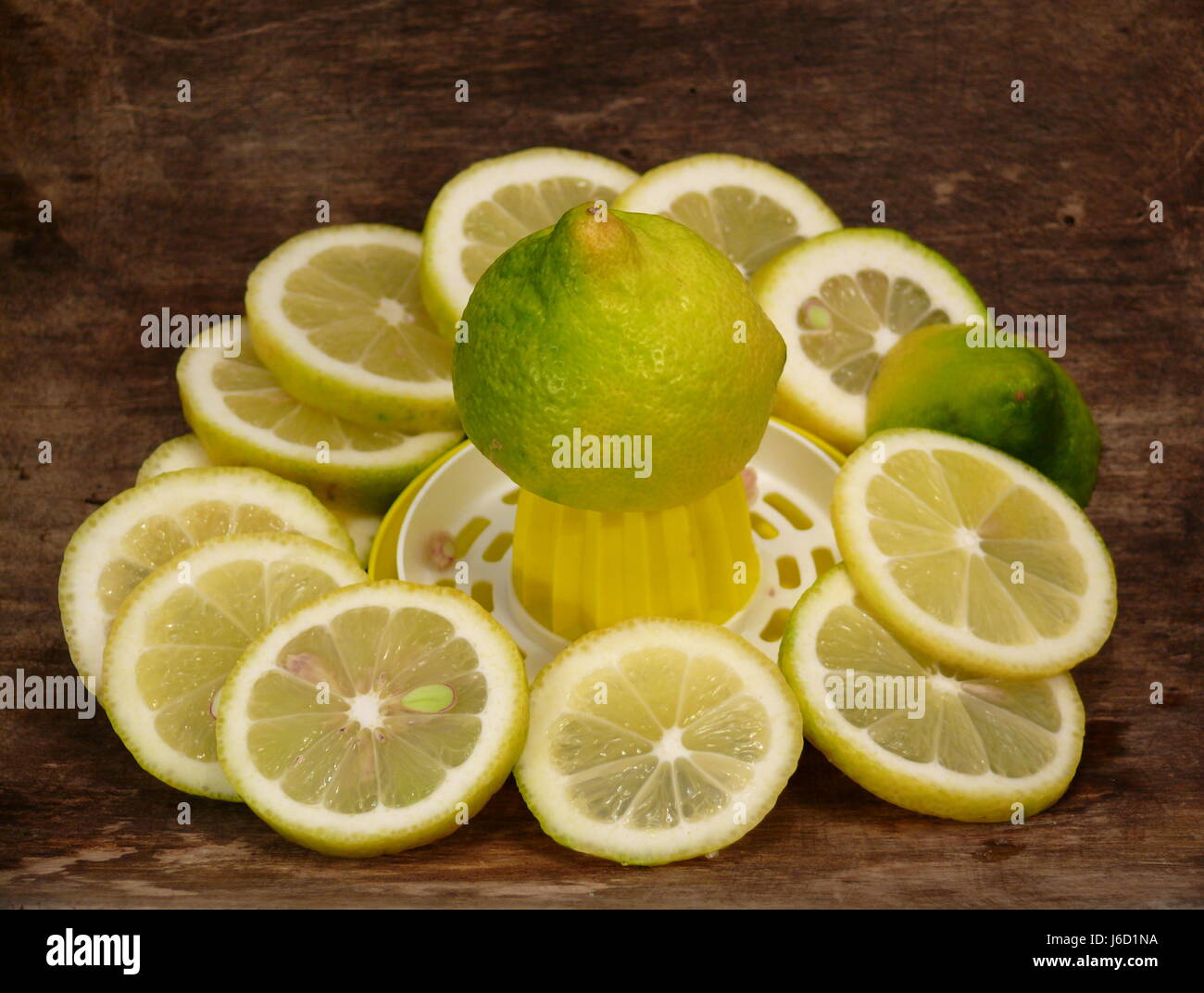 Hand squeeze lemons hi-res stock photography and images - Alamy