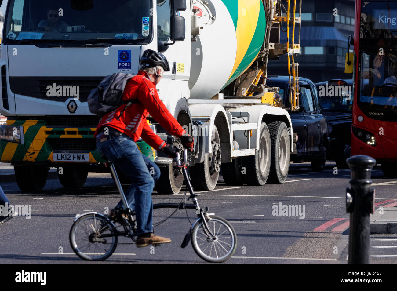 Cyclist commuter hi-res stock photography and images - Alamy