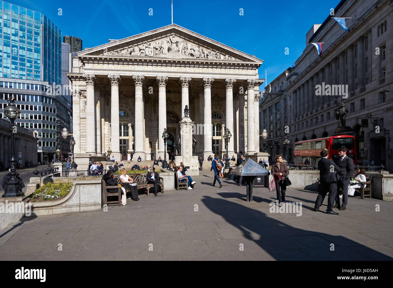 London building pillars hi-res stock photography and images - Alamy