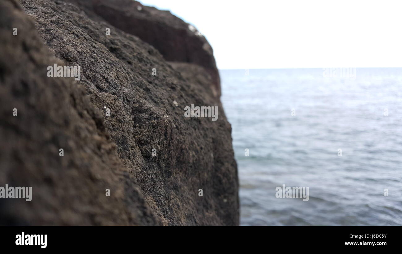 Weathered rock face by the shore of Lake Michigan Stock Photo - Alamy