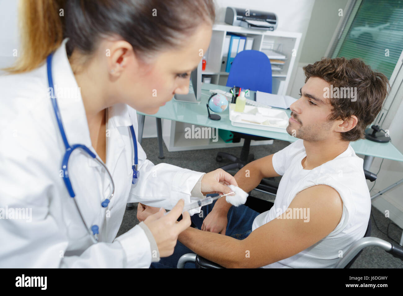 Female nurse preparing medication injection hi-res stock photography ...