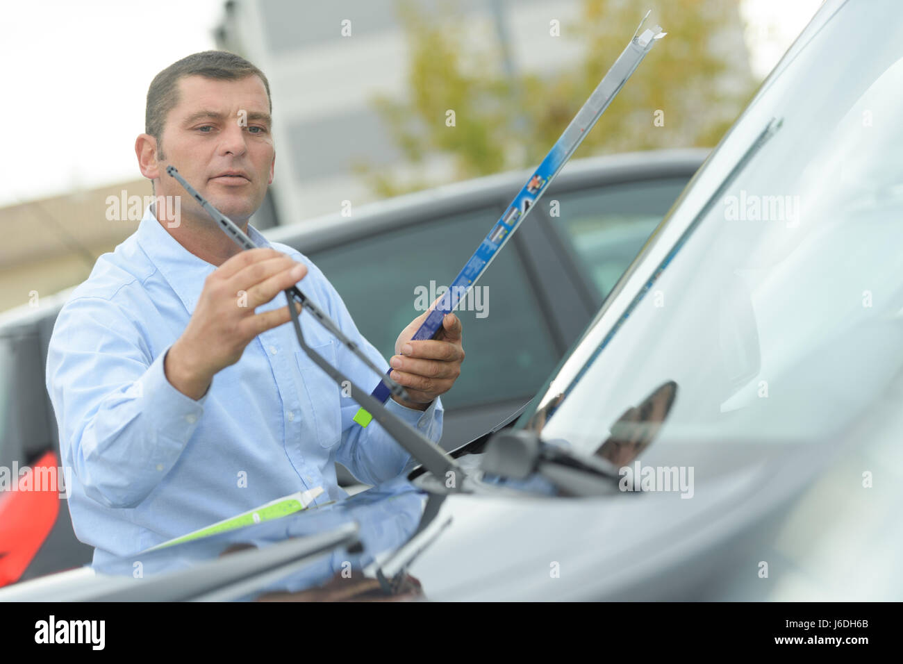 Fitting new windscreen hi-res stock photography and images - Alamy