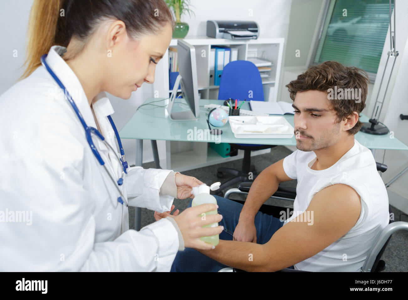 Cotton wool pad hi-res stock photography and images - Alamy