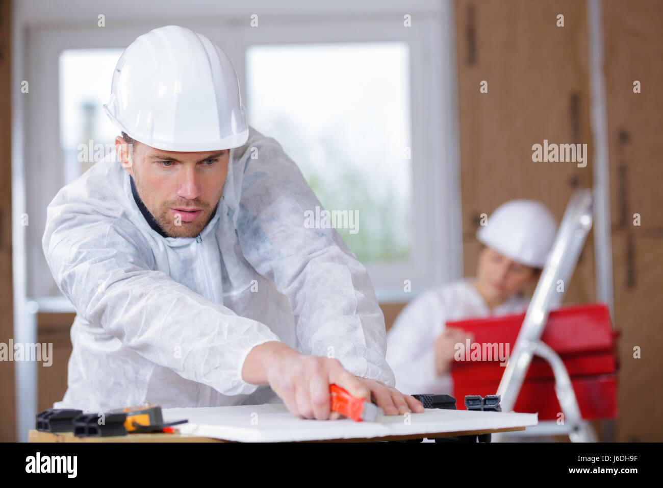 Tradesman using craft knife hi-res stock photography and images - Alamy