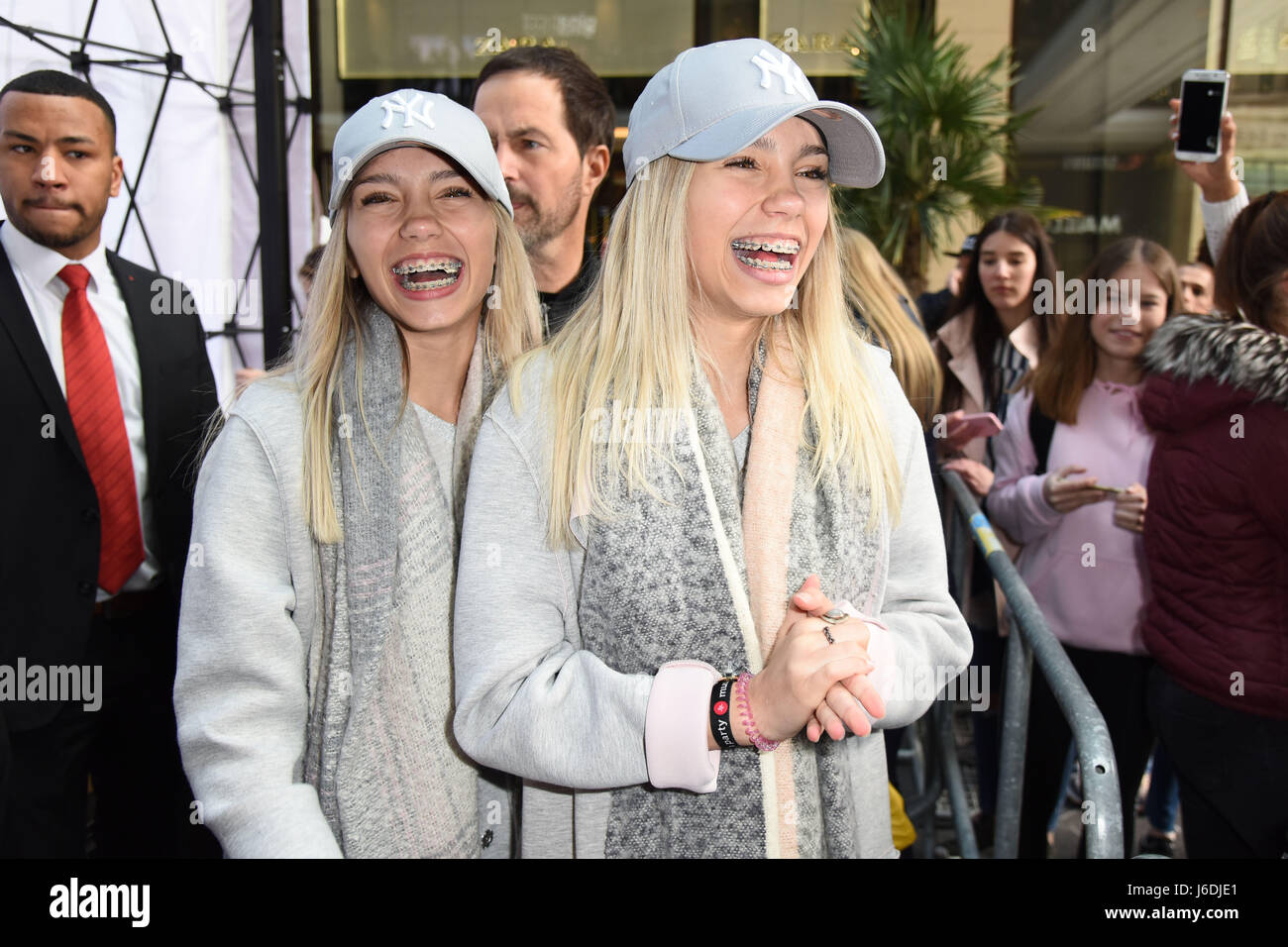 Twins lisa lena hi-res stock photography and images - Alamy