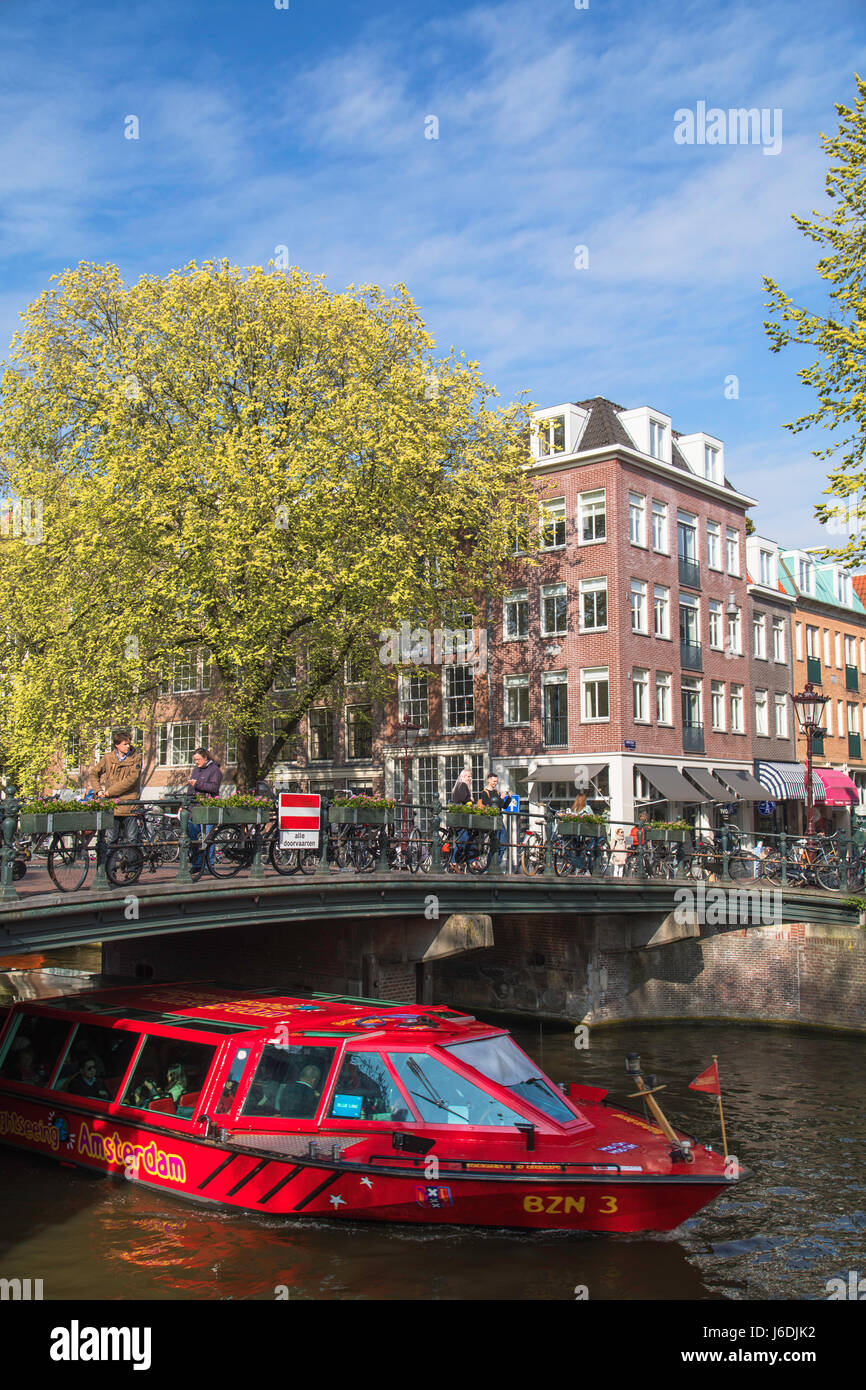 Boat passing under bridge of Prinsengracht canal, Amsterdam ...