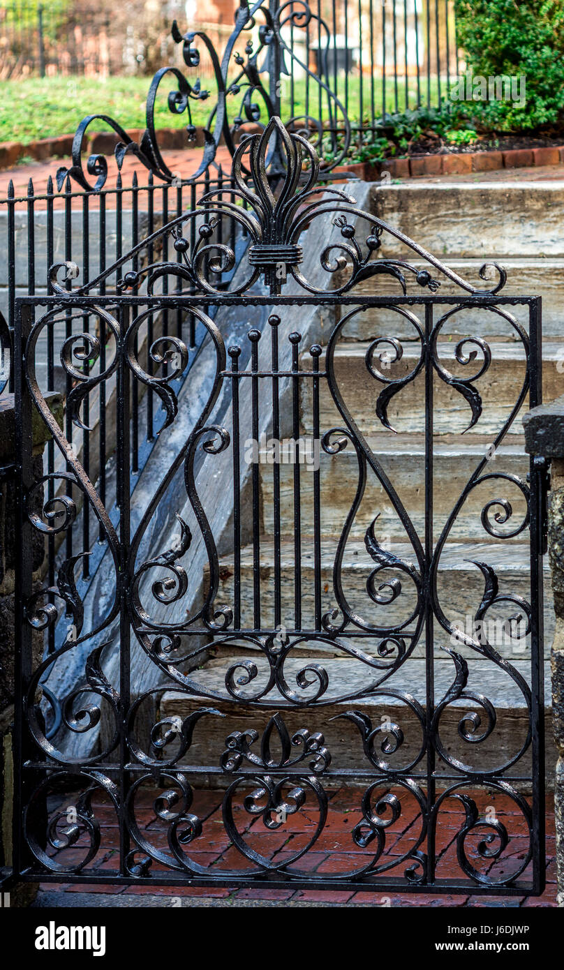 Iron gate detail close hi-res stock photography and images - Alamy