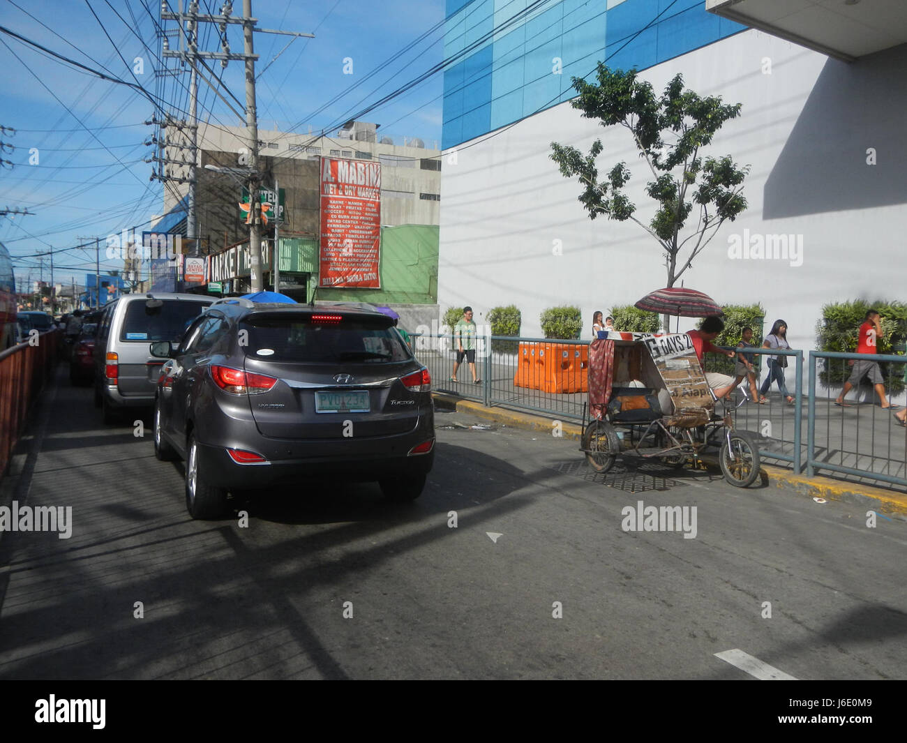 The road network in Sangandaan, Caloocan City, connects important ...