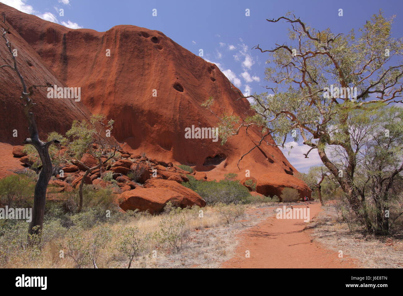 trail around uluru Stock Photo - Alamy