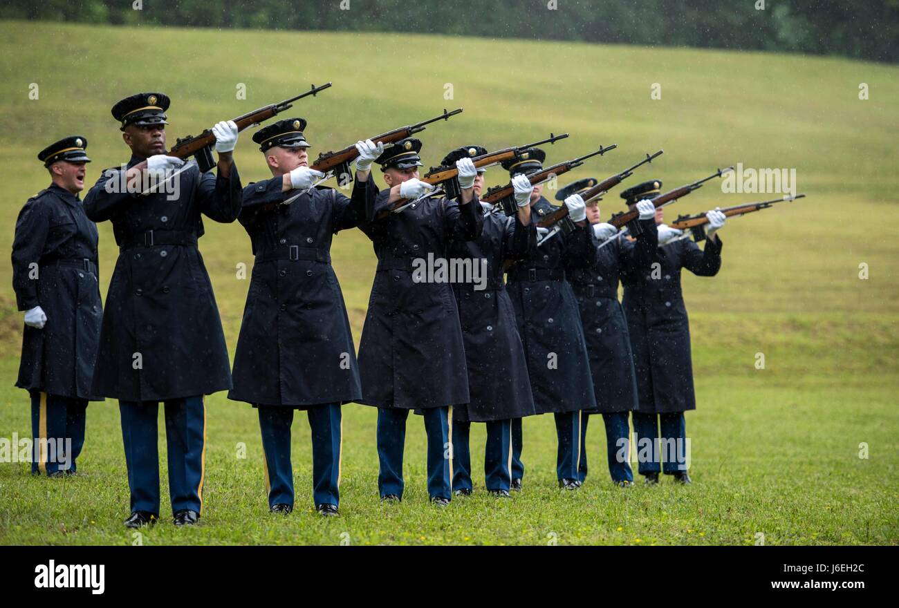 Soldiers from 3d U.S. Infantry Regiment, (The Old Guard) conducts a 21 ...
