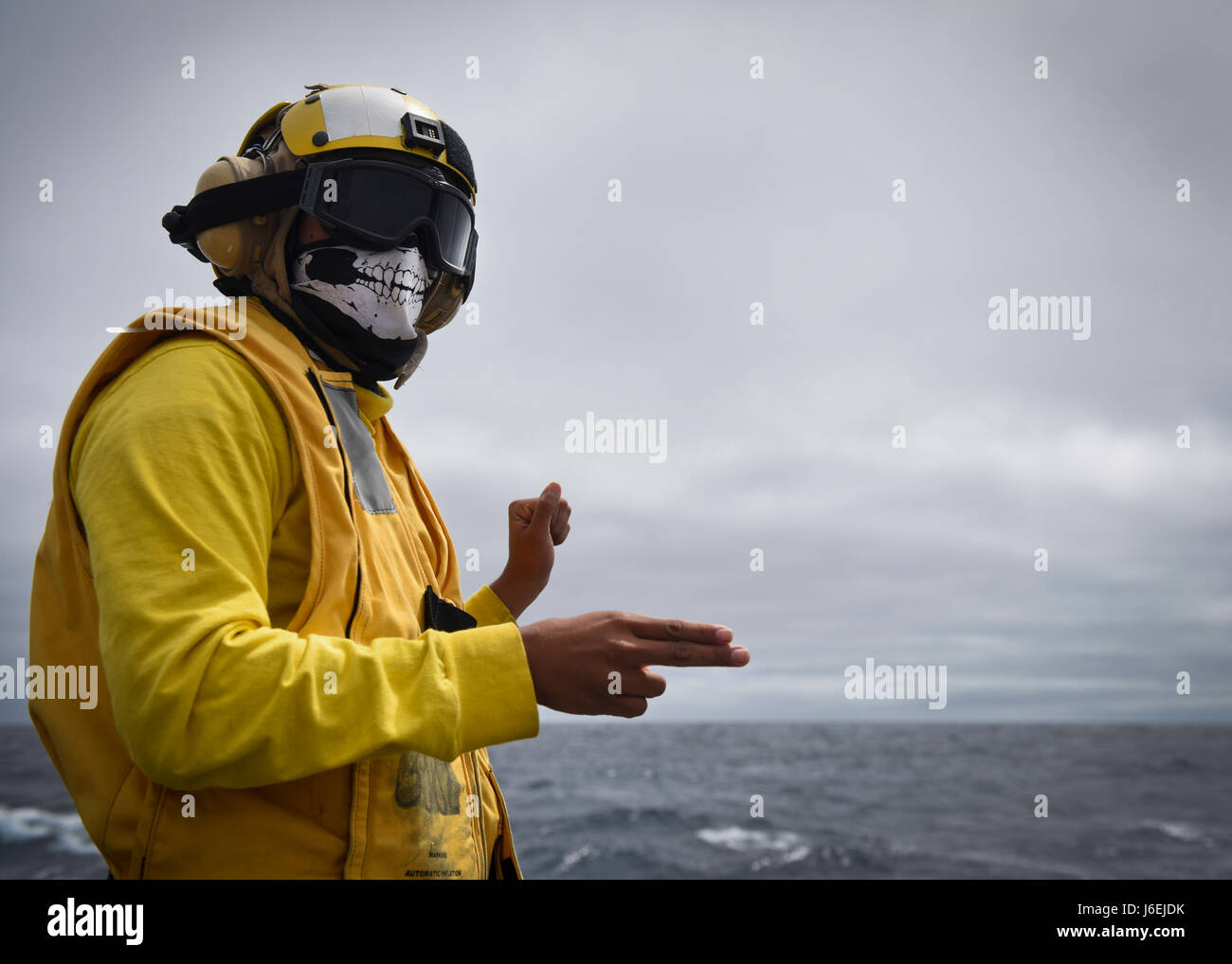 PACIFIC OCEAN (August 16, 2016) Boatswain's Mate 3rd Class Daisy Zuniga ...