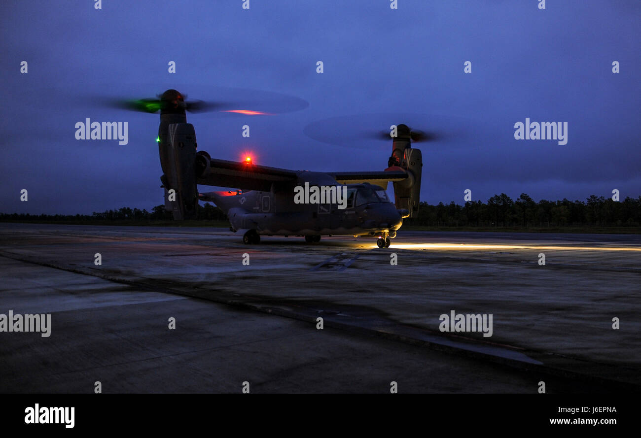 A CV-22 Osprey landed on the Landing Helicopter Deck at Duke Field, for ...