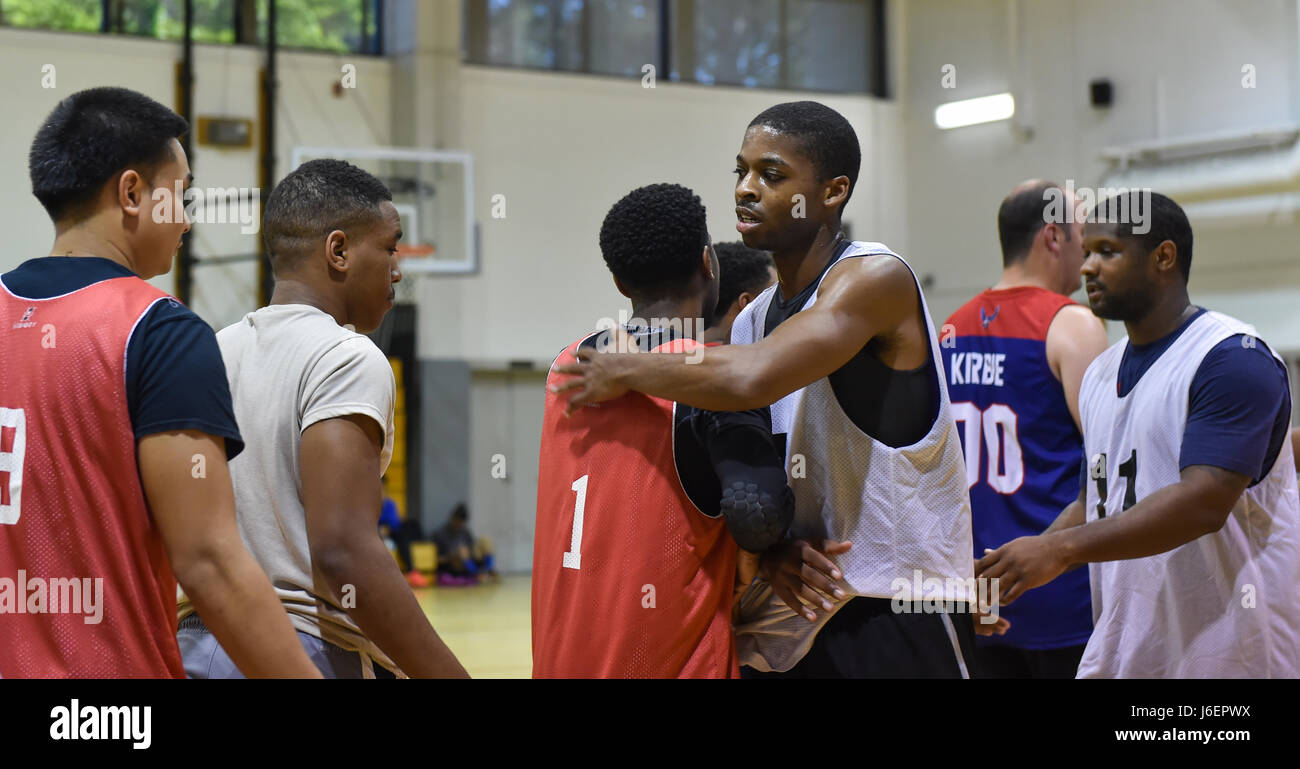 Basketball teams shake hands hi-res stock photography and images - Alamy