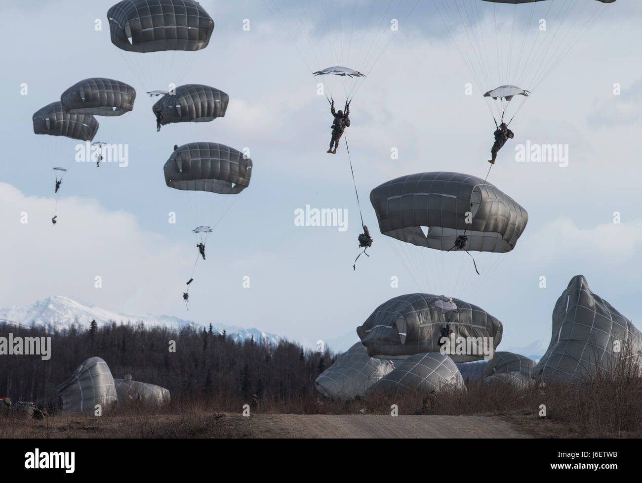 Paratroopers from 1st Battalion, 501st Parachute Infantry Regiment ...