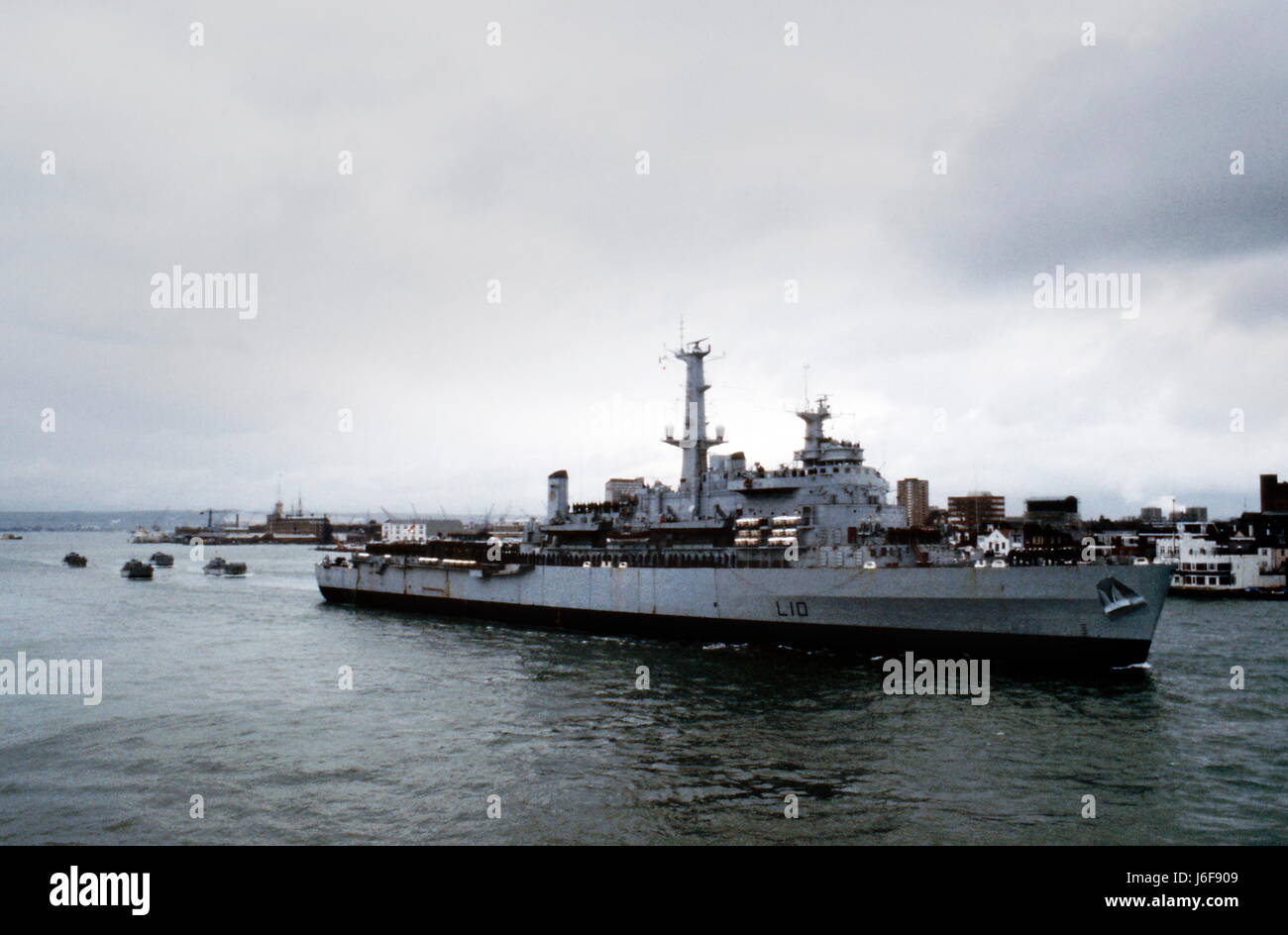Hms fearless falkland hi-res stock photography and images - Alamy