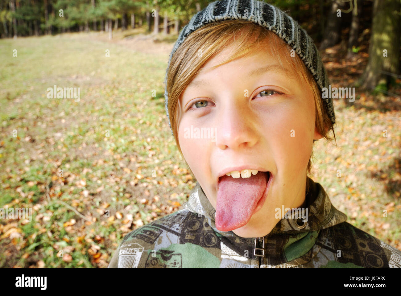 laugh laughs laughing twit giggle smile smiling laughter laughingly ...