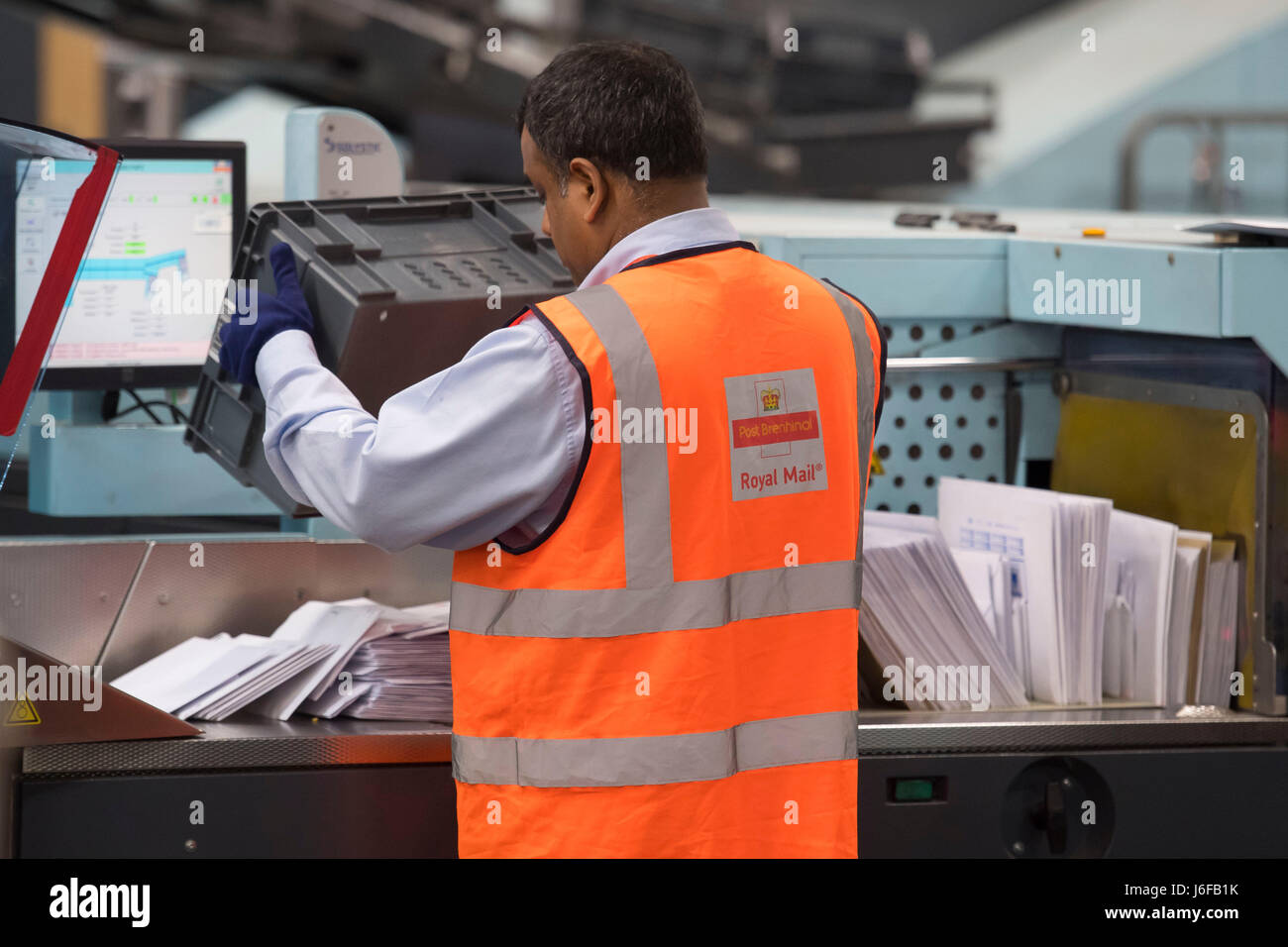 Sorting mail post office hi-res stock photography and images - Alamy