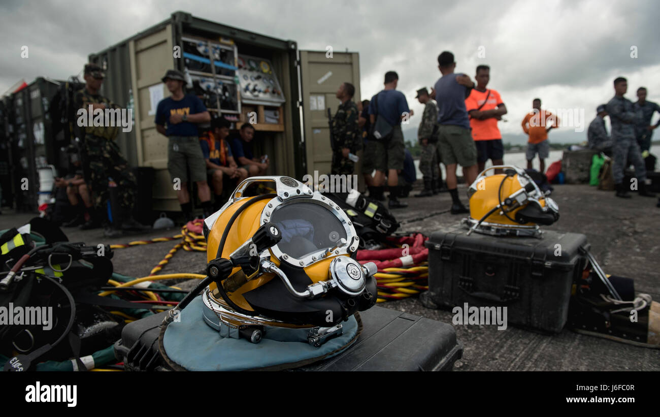 Philippine Sailors prepare for an underwater construction demolition ...