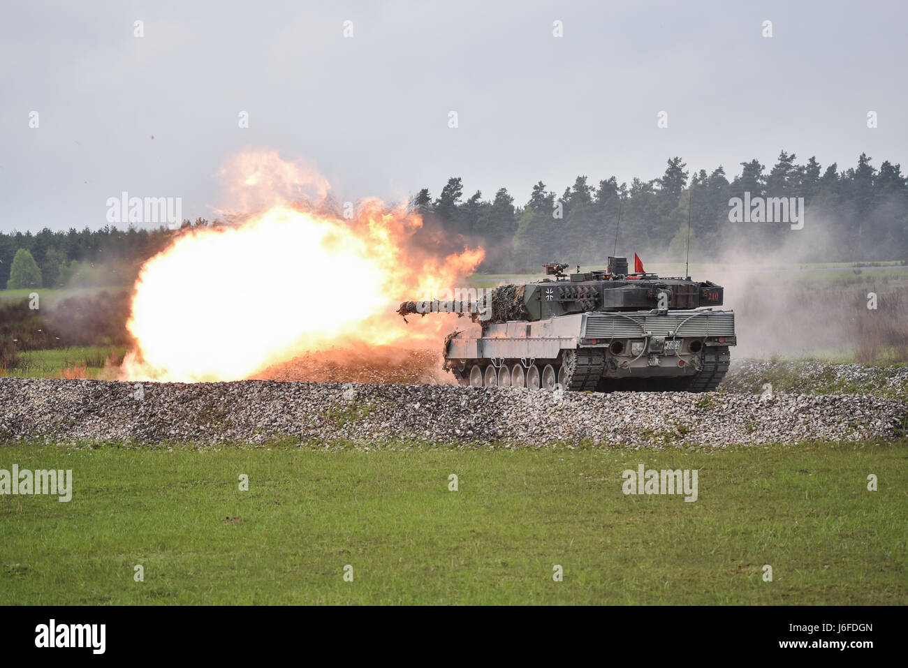 Leopard 2a6 tank hi-res stock photography and images - Alamy