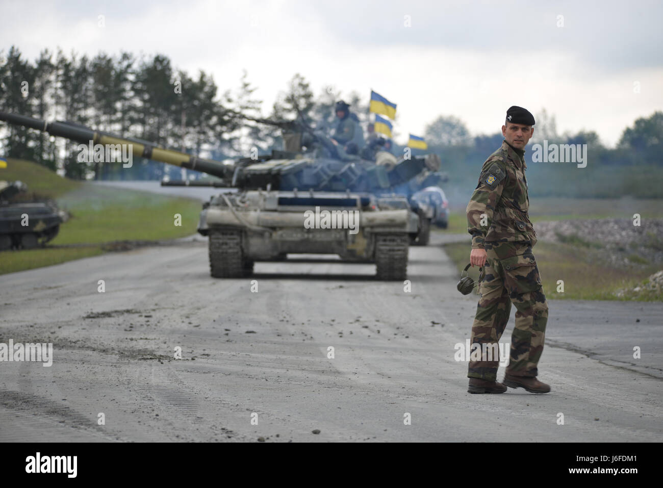 Ukrainian T-64BM tanks move to the starting point of the platoon live ...